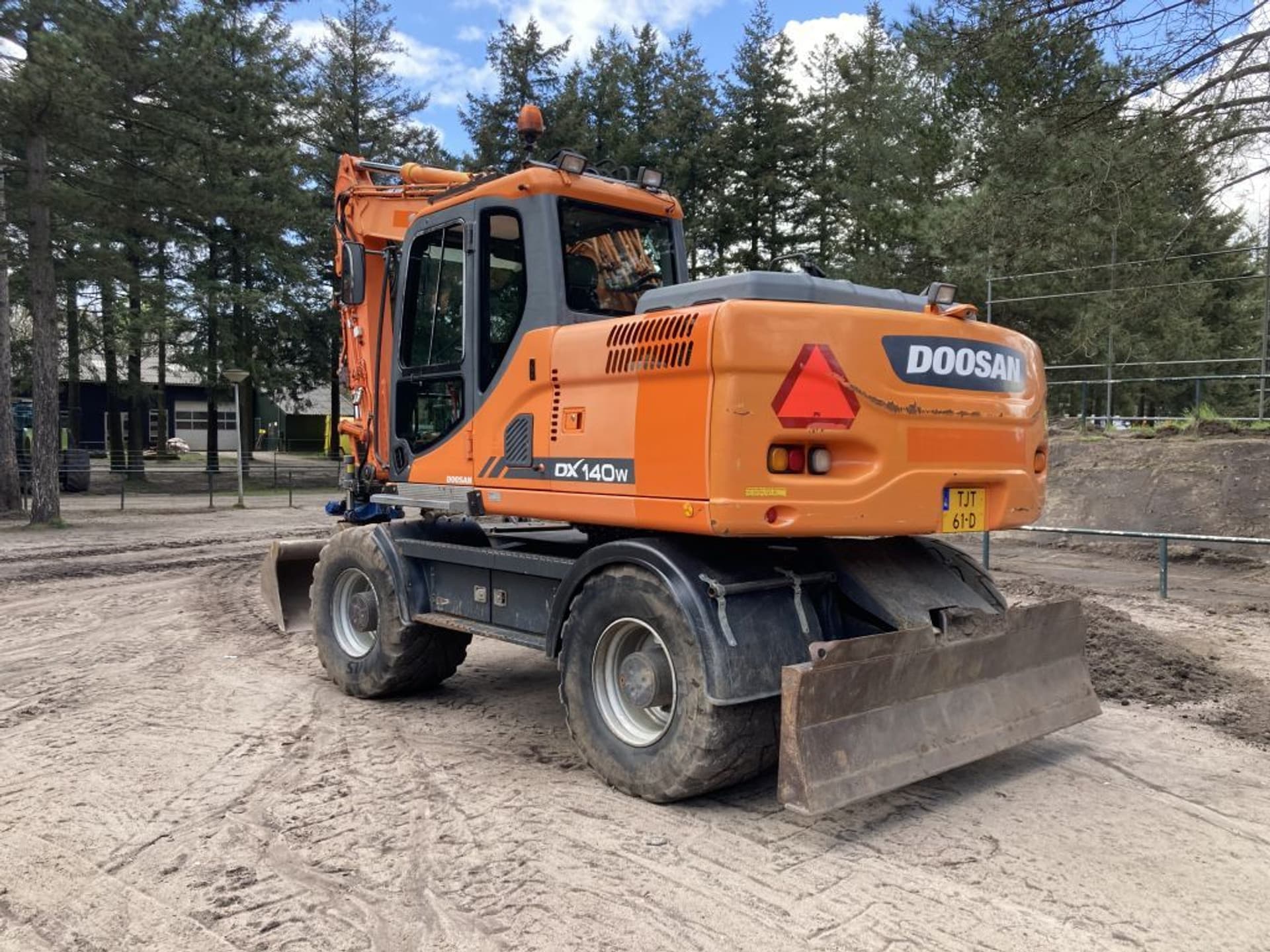 Doosan DX140W kopen | Gebruikt | Beequip MKB Equipment Lease