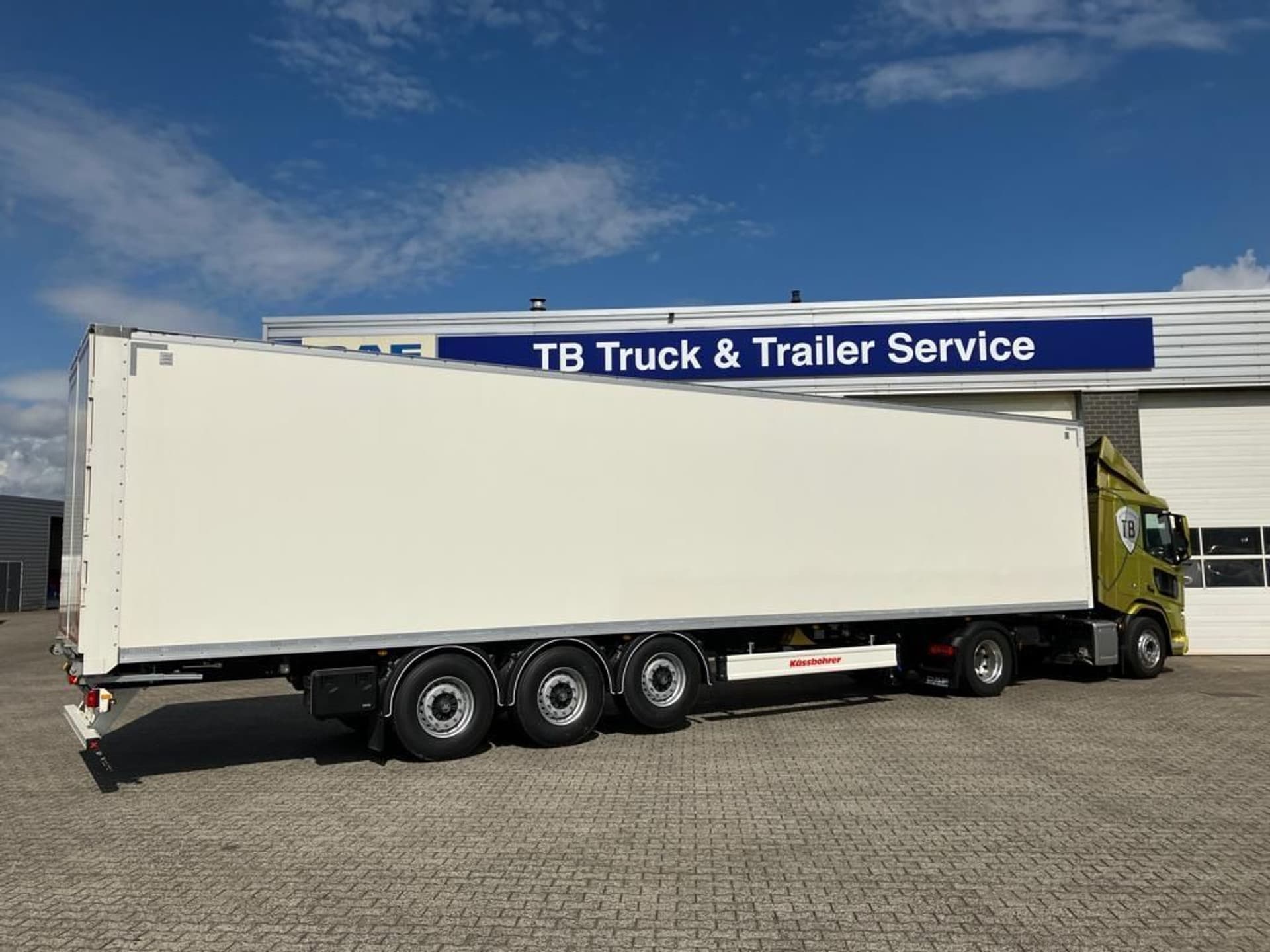 Kässbohrer SBT / 20 - 12 / 27 Gesloten trailer met 1x liftas en iso dak ...