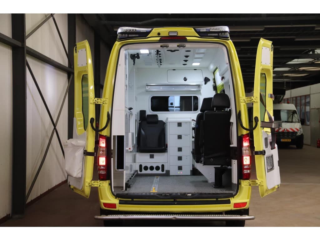 Mercedes-Benz Sprinter 319 CDI L2H2 AMBULANCE AUTOMAAT Mercedes-benz ...